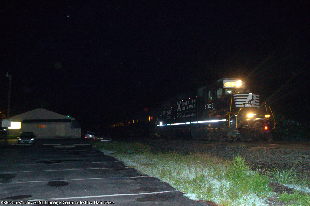 NS GP38-2 5303 leads H31